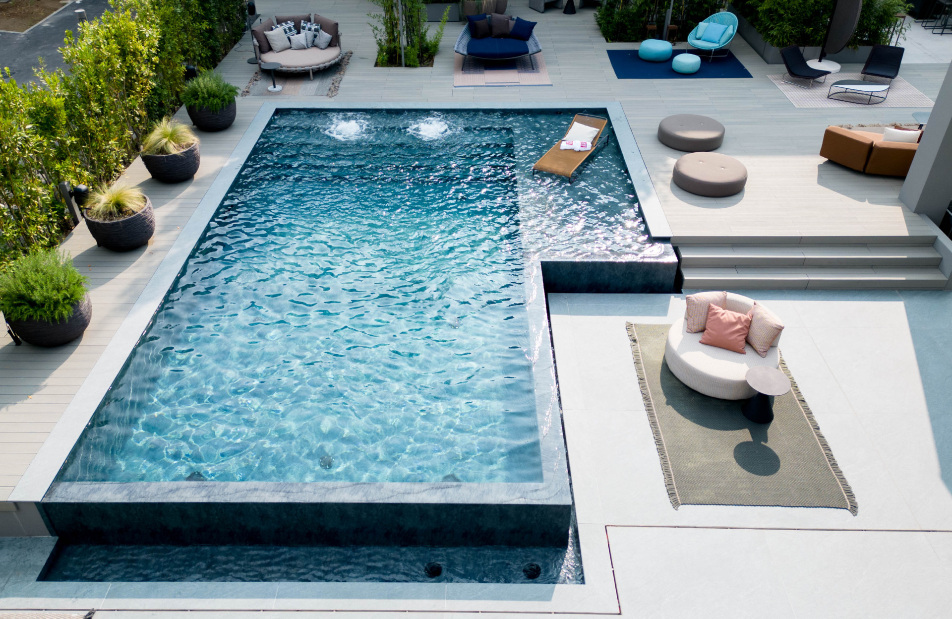 Un gioiello blu in giardino, la piscina tra design e relax - Ville&Casali